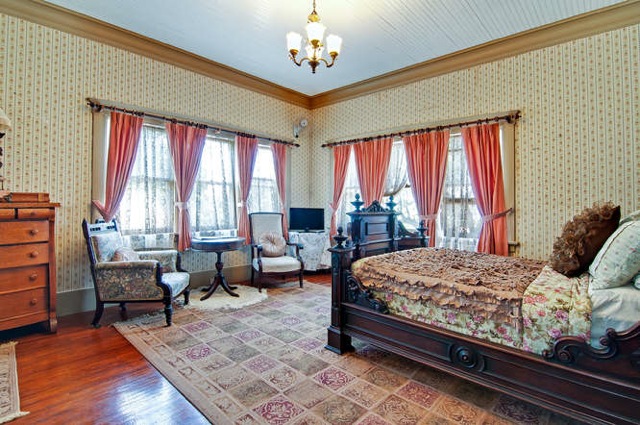 A Hidden Oasis: Hawaii’s Historic Manoa Valley Inn Bed & Breakfast ...